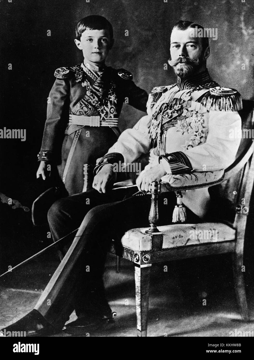 Nikolaus II. (1868–1918), Kaiser von Russland mit seinem Sohn Alexis ...