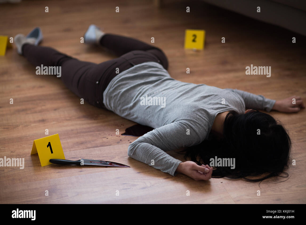 Tote frau auf dem boden liegen -Fotos und -Bildmaterial in hoher ...