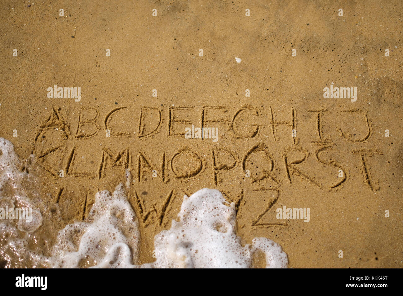 Alphabet als Text auf Sand am Strand Stockfotografie - Alamy