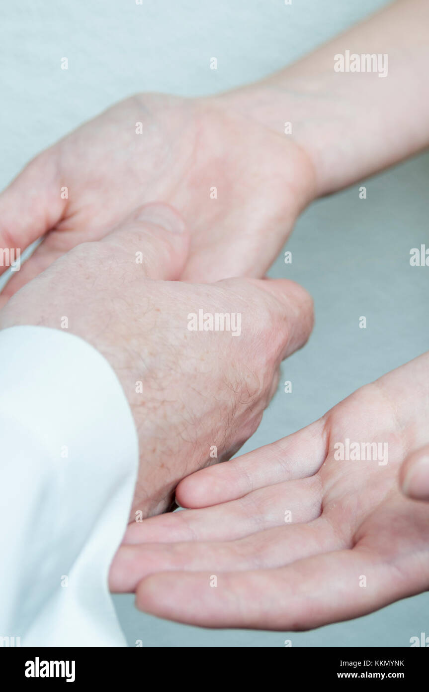 Ein Priester salbt Personen Hand und gibt Ihnen ein Segen ...