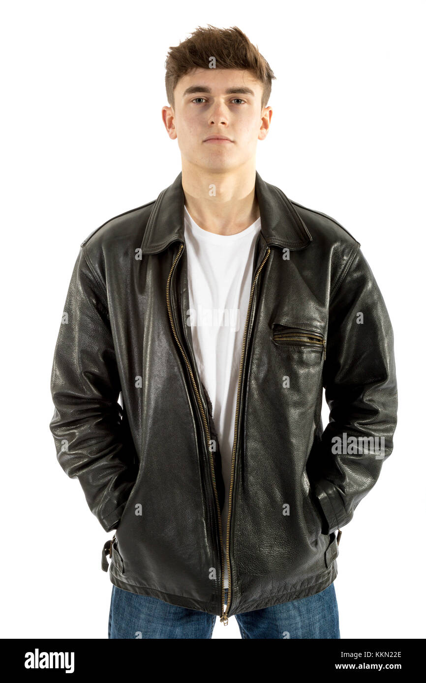 18-jährige trug eine Lederjacke und Jeans auf weißem Hintergrund ...
