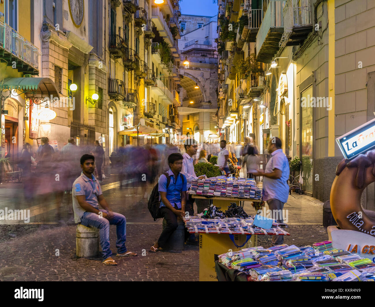 Street in old town naples -Fotos und -Bildmaterial in hoher Auflösung ...