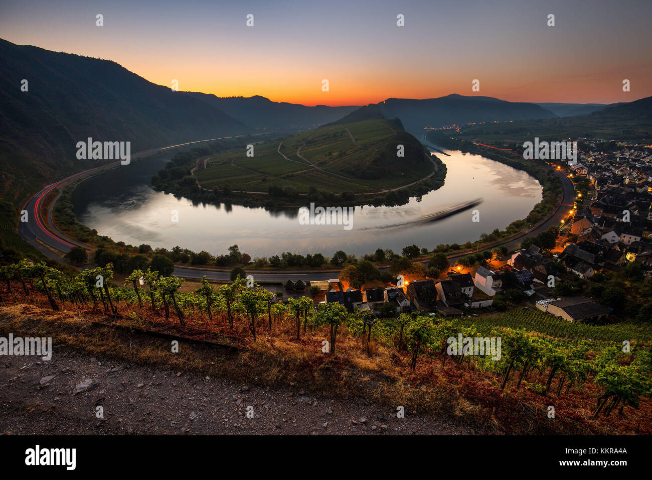 Sunrise at the moselle river bend over the village bremm -Fotos und ...