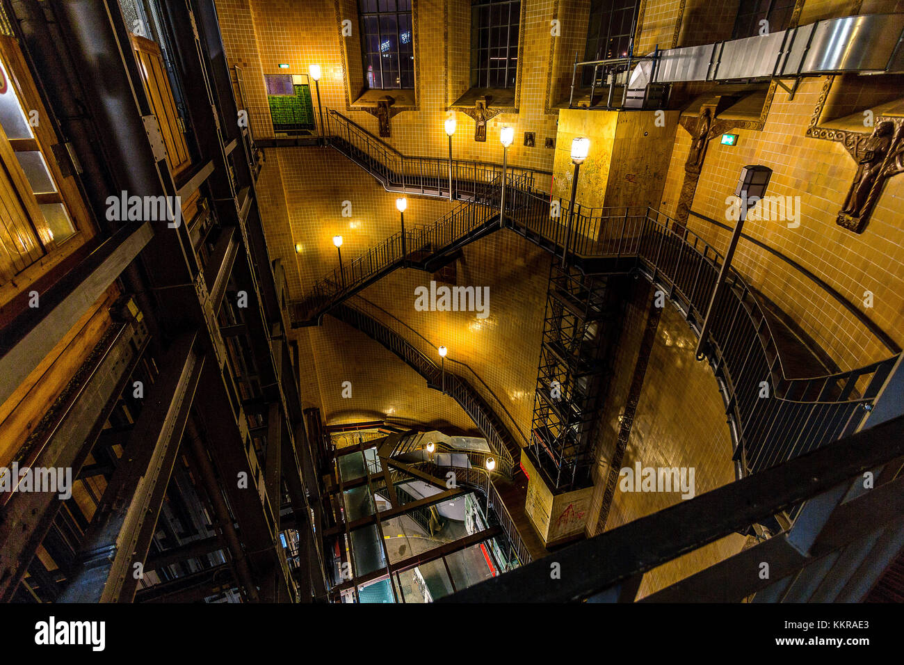 Der eingang des alten elbtunnels in hamburg Stockfotos und -bilder ...