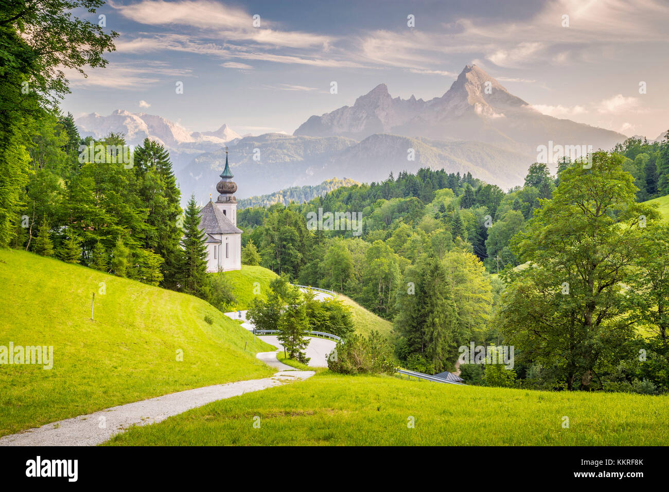 Maria-Gern-Kirche, mit bayerischen Alpen und Watzmann im Hintergrund ...