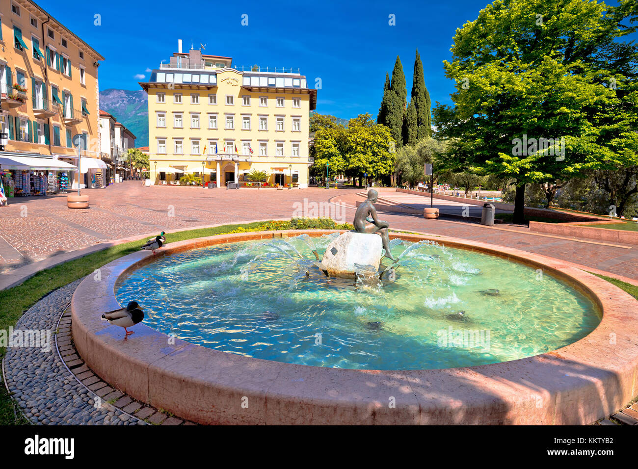 Platz und Brunnen in Riva del Garda, Stadt am Lago di Garda, Italien ...