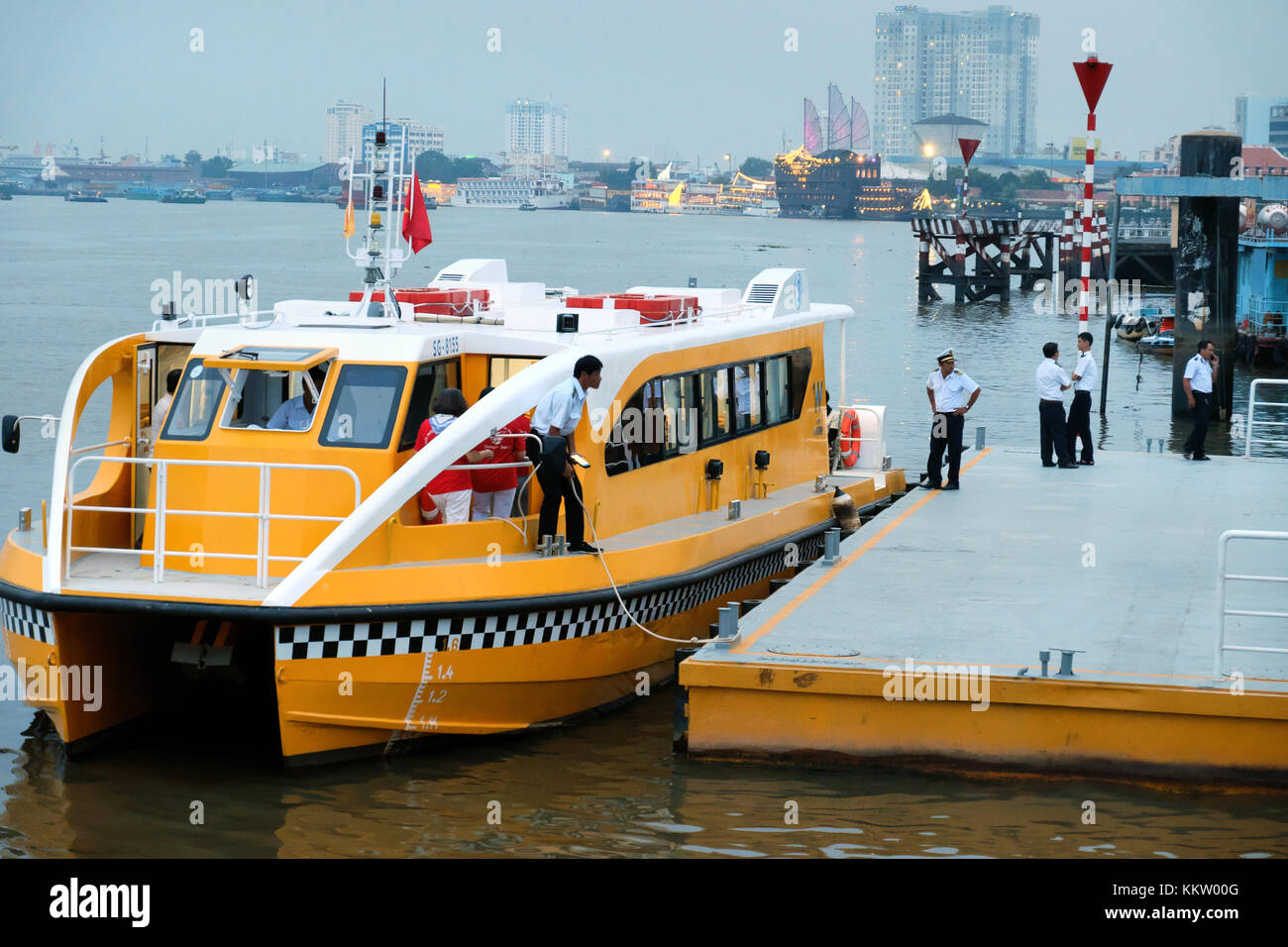 Ho Chi Minh City, Vietnam - 28.November 2017: Wasser Bus ist neue ...