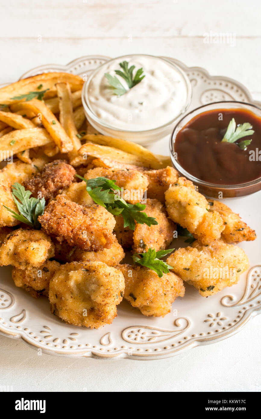 Platte mit Fried Chicken Nuggets und Pommes Frites, selektiven Fokus ...