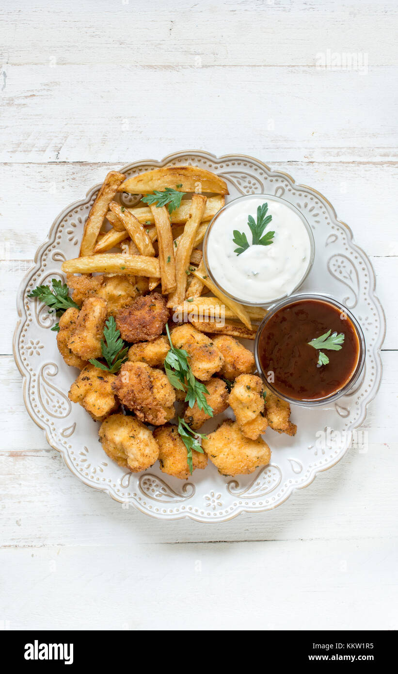 Serviert mit Fried Chicken Nuggets und Pommes Frites, von oben ...