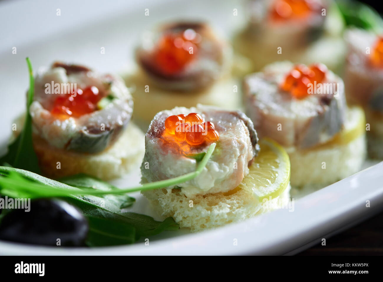 Leckeres Essen auf dem hölzernen Tisch Stockfotografie - Alamy