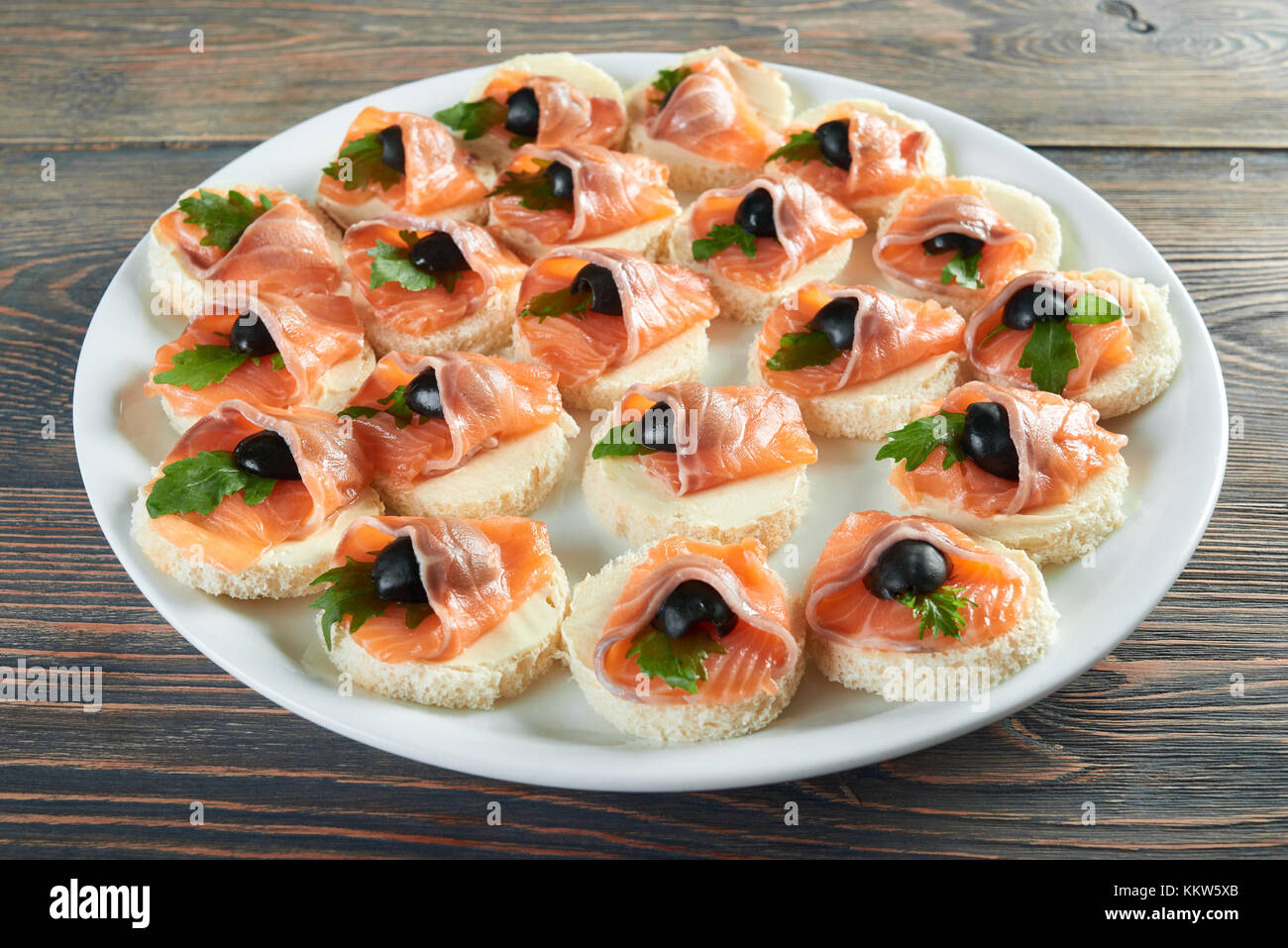 Leckeres Essen auf dem hölzernen Tisch Stockfotografie - Alamy