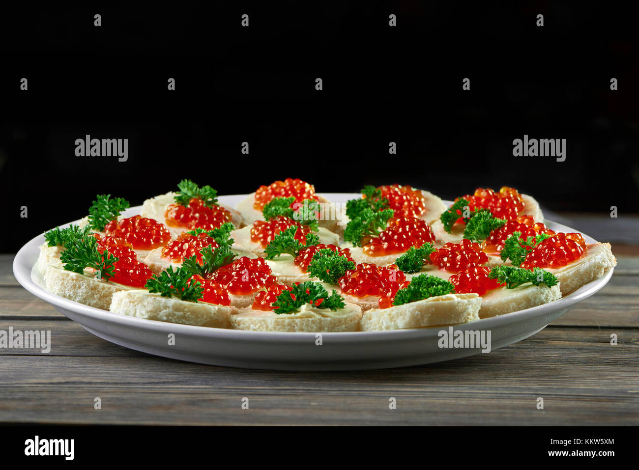 Leckeres Essen auf dem hölzernen Tisch Stockfotografie - Alamy