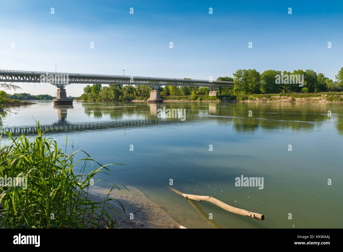 Po in der mittelalterlichen Stadt Piacenza, Italien. Auto Brücke, die ...