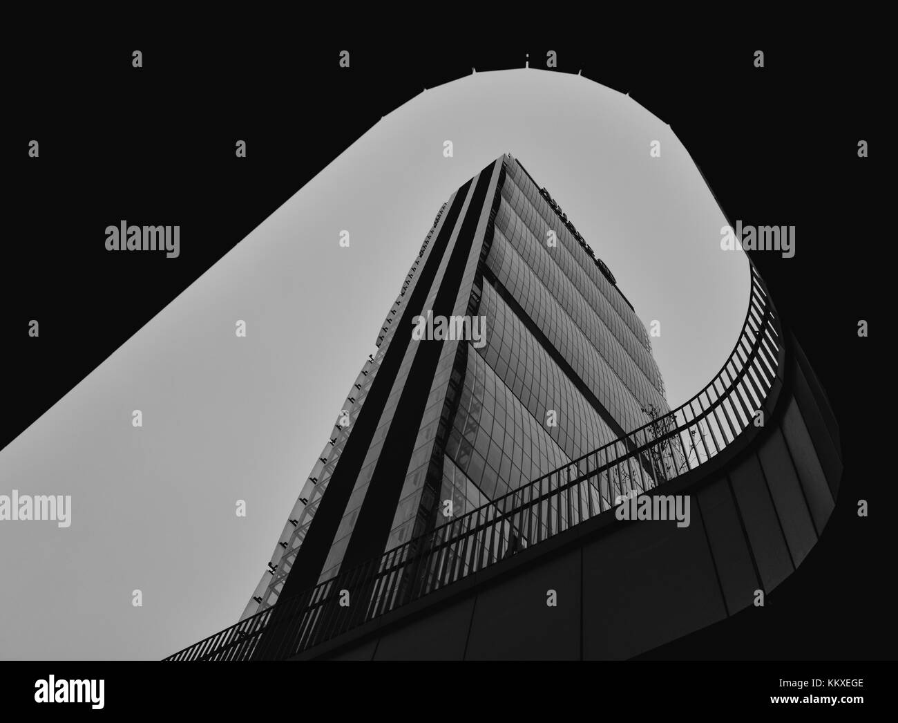 Aufzug spiegel boden Schwarzweiß-Stockfotos und -bilder - Alamy