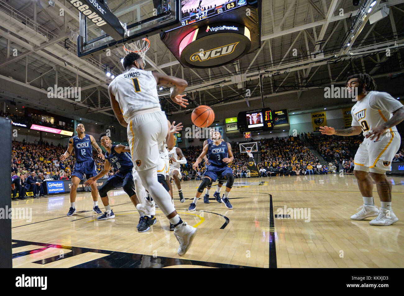 Richmond, Virginia, USA. 2. Dez, 2017. MIKE'L-SIMMS (1) Inbounds, die ...