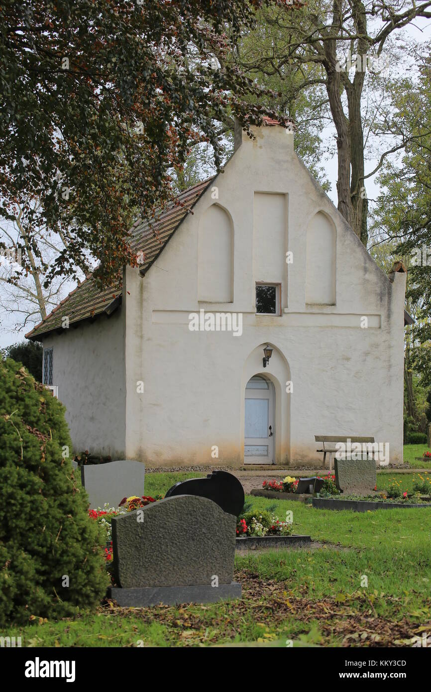 Kapelle und Friedhof in der Stadt Poggendorf, Mecklenburg-Vorpommern ...