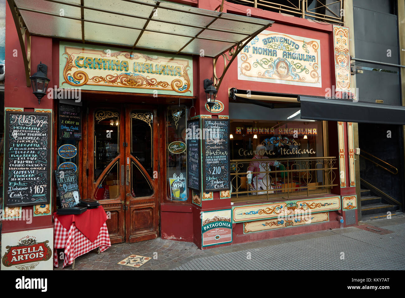 Recoleta bar -Fotos und -Bildmaterial in hoher Auflösung – Alamy
