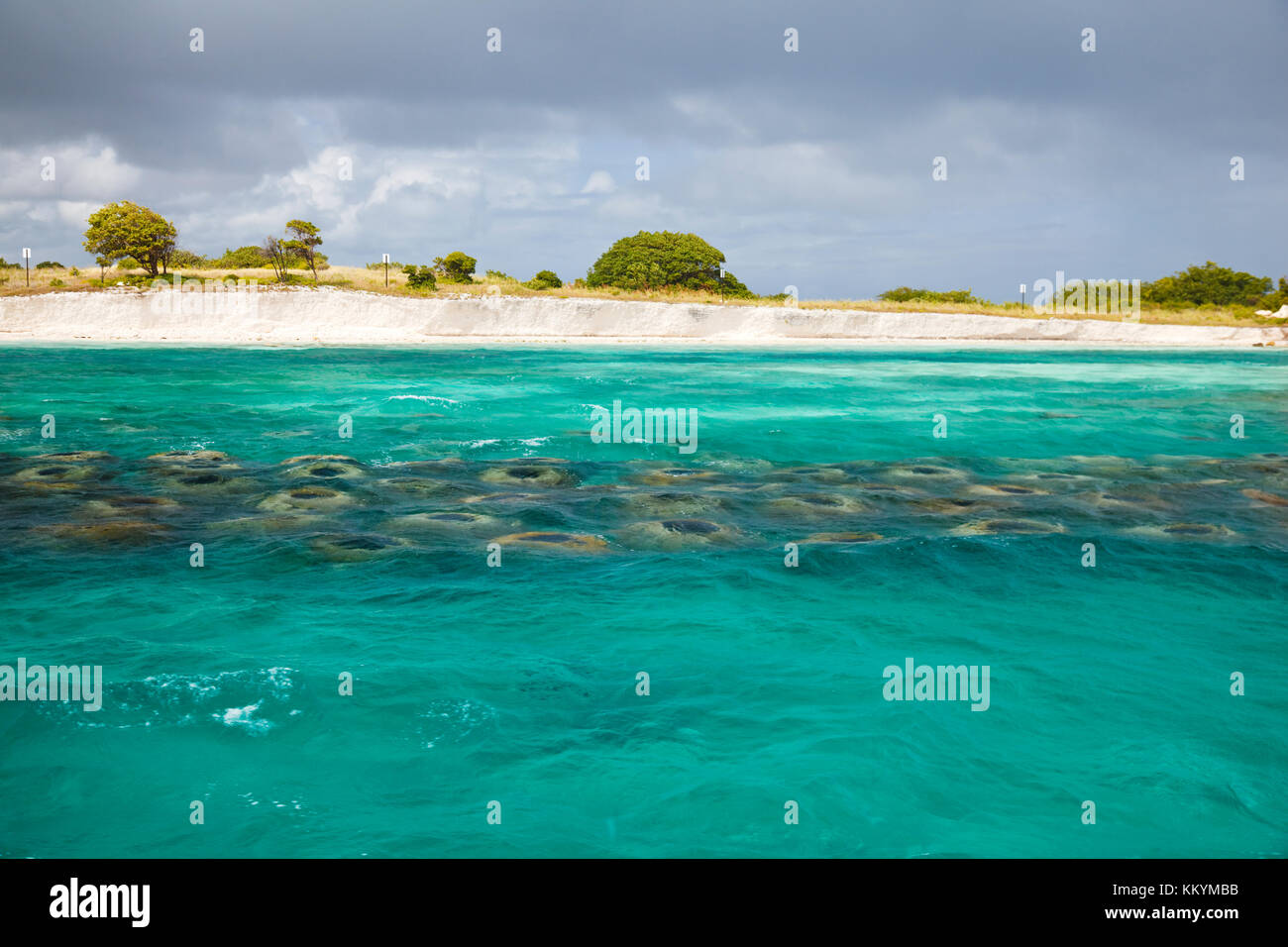 Nach der Zerstörung der natürlichen Riff, der Strand war vom Meer ...