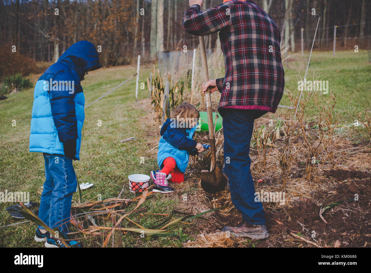 Kinder Helfen Im Garten Stockfotos und -bilder Kaufen - Alamy