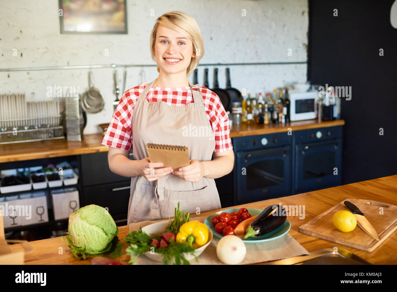 Hausfrau schuerze -Fotos und -Bildmaterial in hoher Auflösung – Alamy