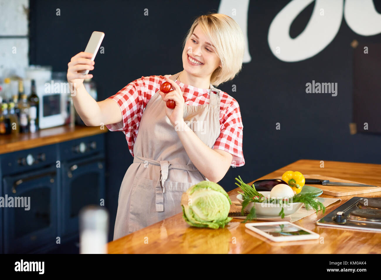 Hausfrau schuerze -Fotos und -Bildmaterial in hoher Auflösung – Alamy