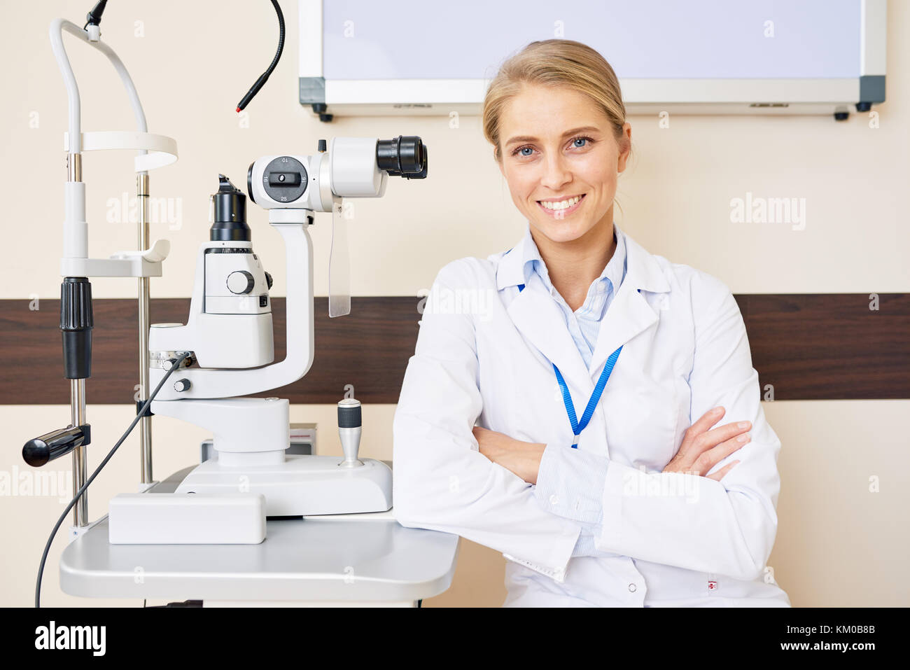 Freundliche weibliche Augenarzt Stockfotografie - Alamy