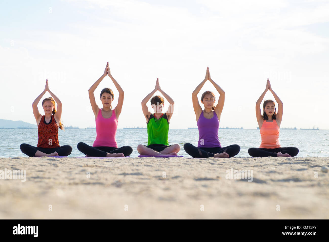 Strand yoga klasse -Fotos und -Bildmaterial in hoher Auflösung – Alamy