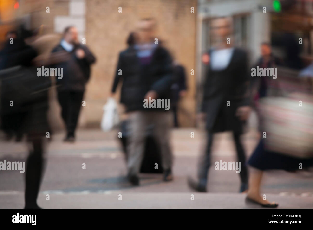 Menge von pendlern hauptverkehrszeit -Fotos und -Bildmaterial in hoher ...