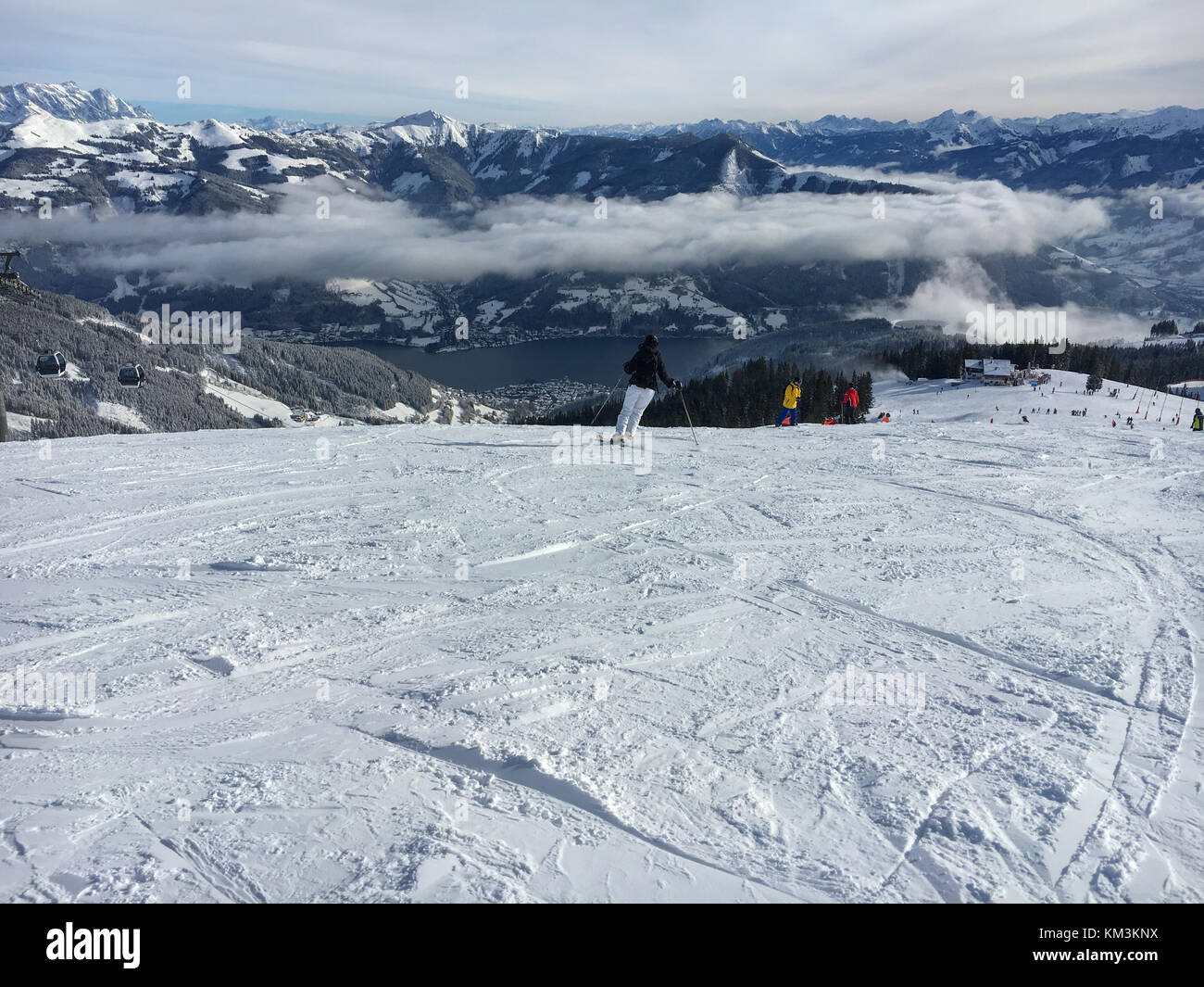 Panoramablick auf die Berge und die Skipiste bei der Österreichischen ...