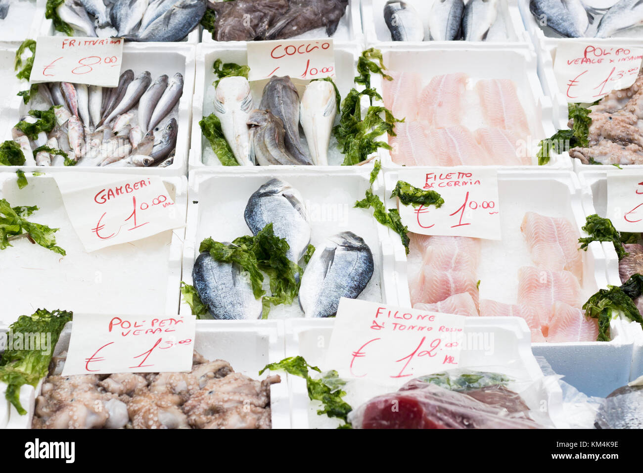 Fisch steht im Open Market der historischen Straßen von Neapel in ...