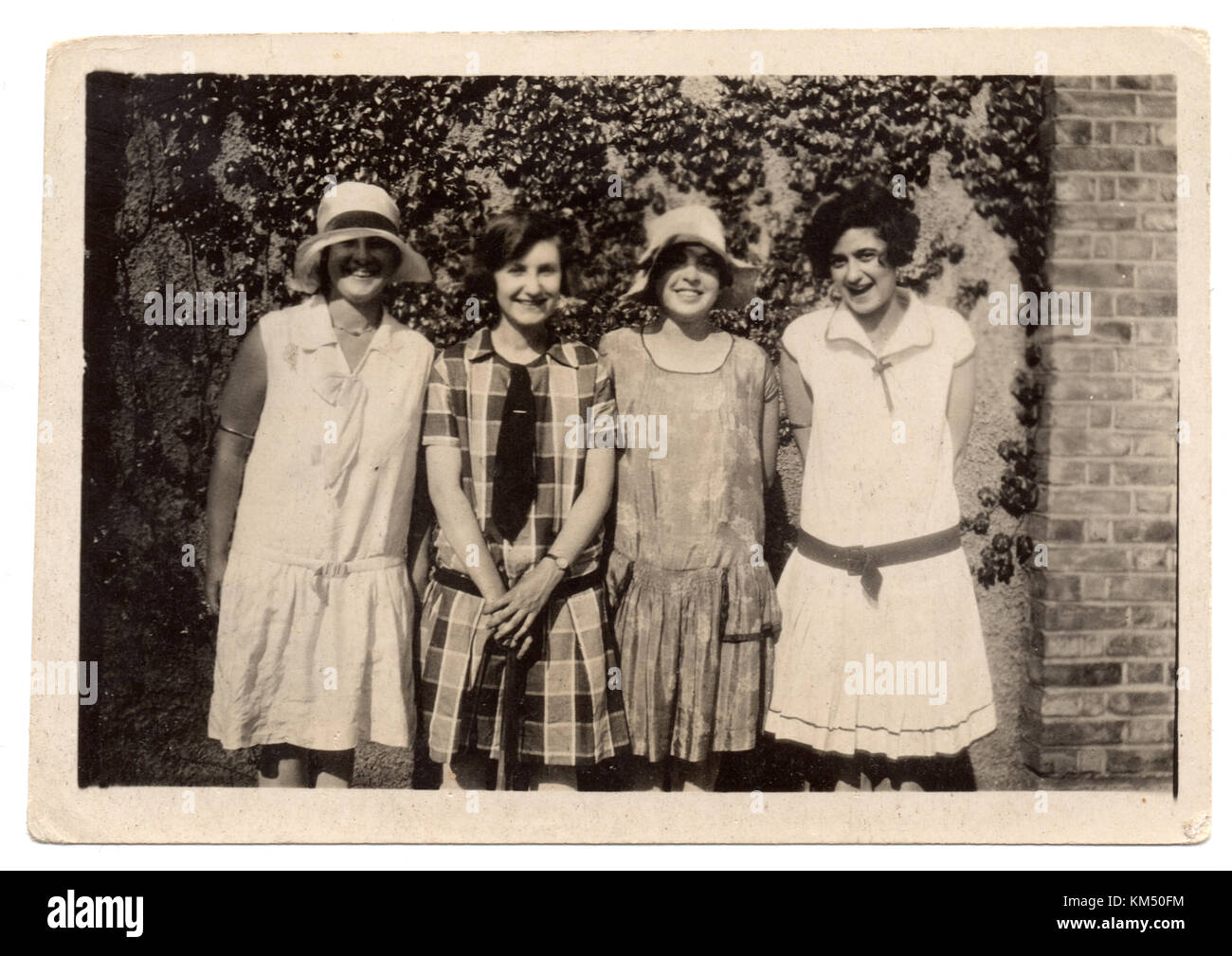 Mode der 1920er Jahre: l to r Maimie George, Doris Coxhead, Beryl ...