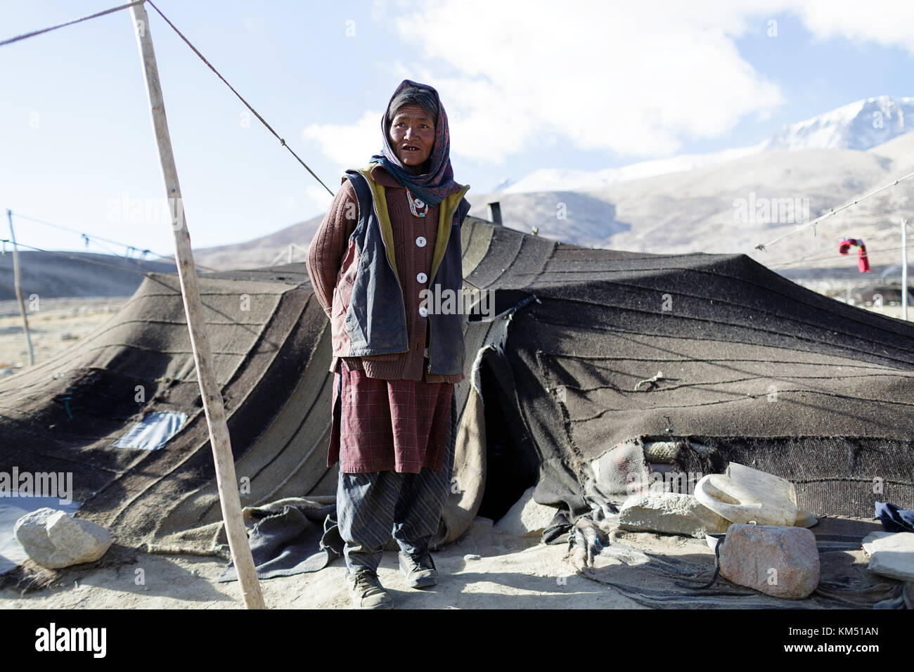 Eine Frau aus changpa Nomaden vor ihrem Zelt von Yak wolle, Ladakh ...