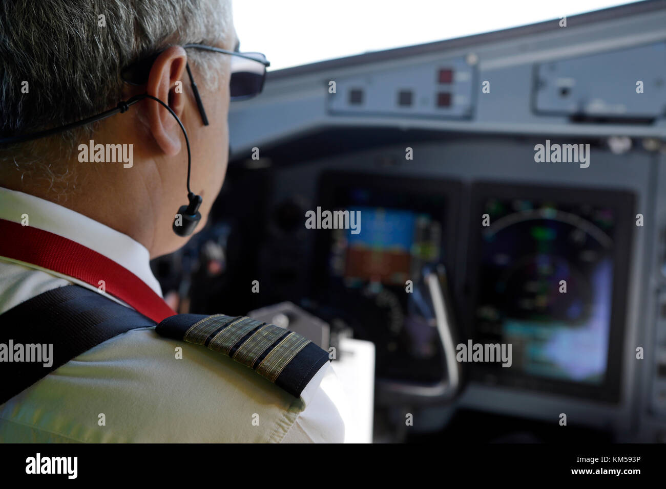 Pilot Co-Pilot Cockpit Commercial Airplane Stockfotografie - Alamy