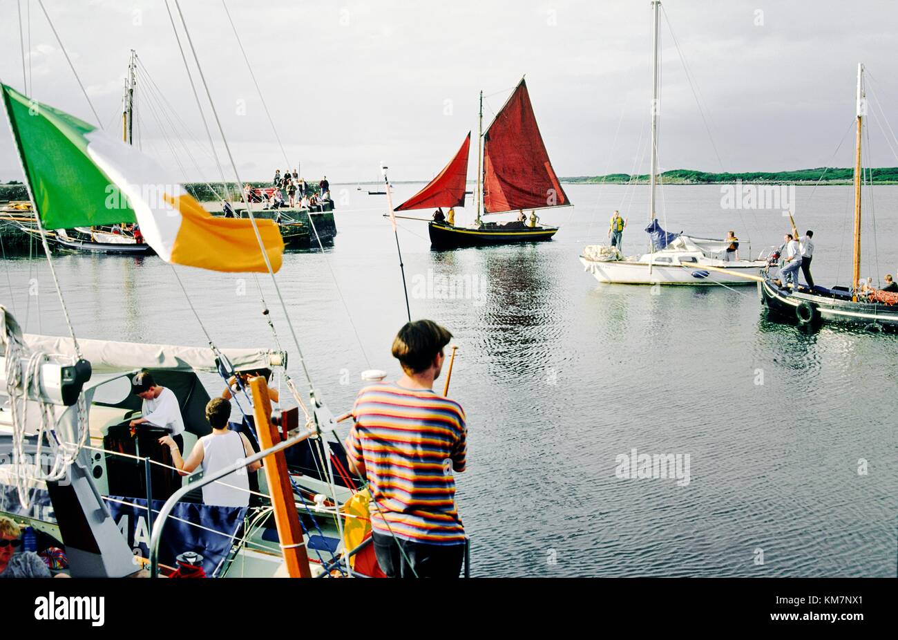 Traditionelles Fischerboot mit typischen roten Segel bekannt als eine ...