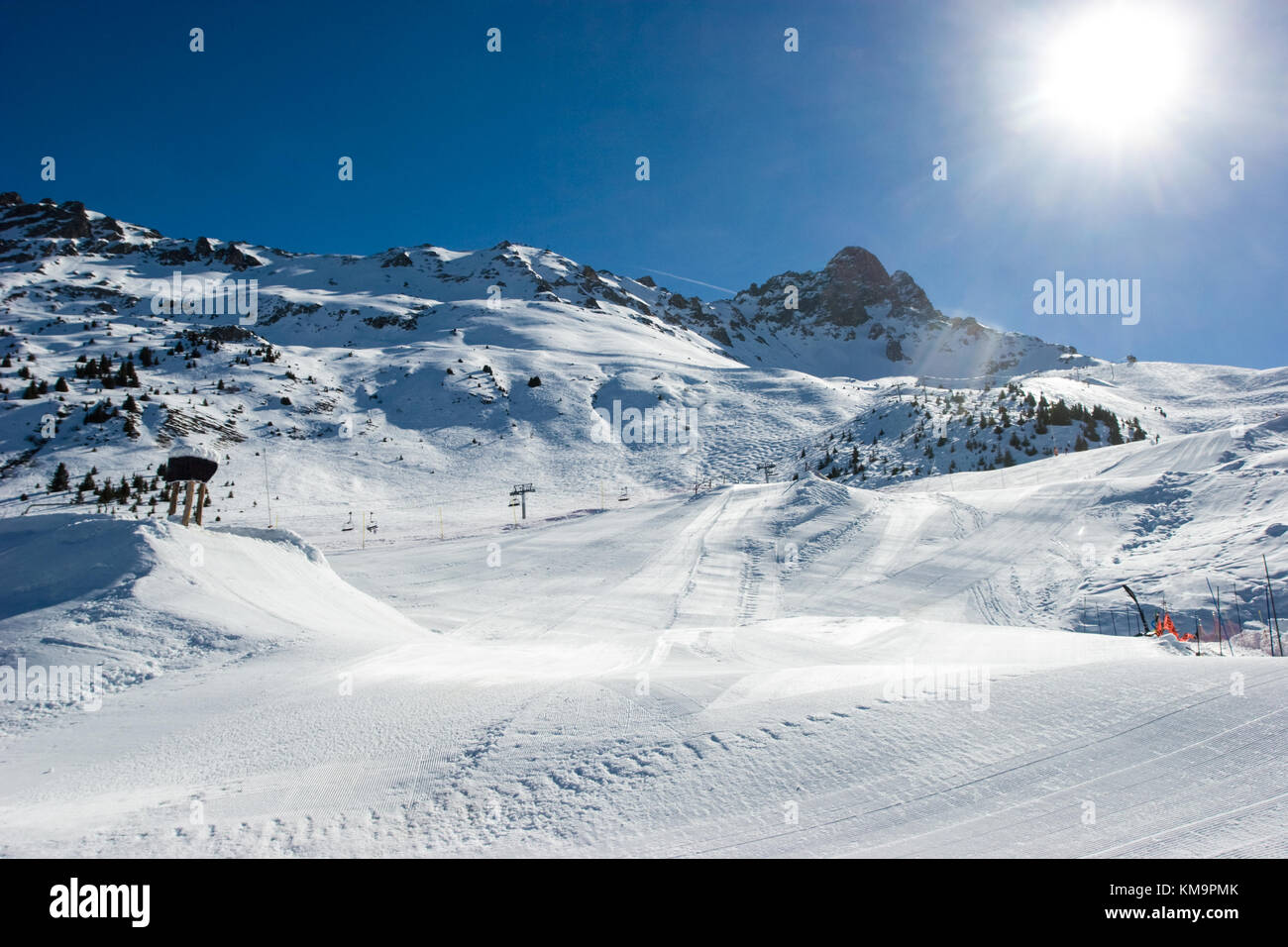 Frische Skipiste mit snowcat Titel in Meribel Tal, Französische Alpen ...