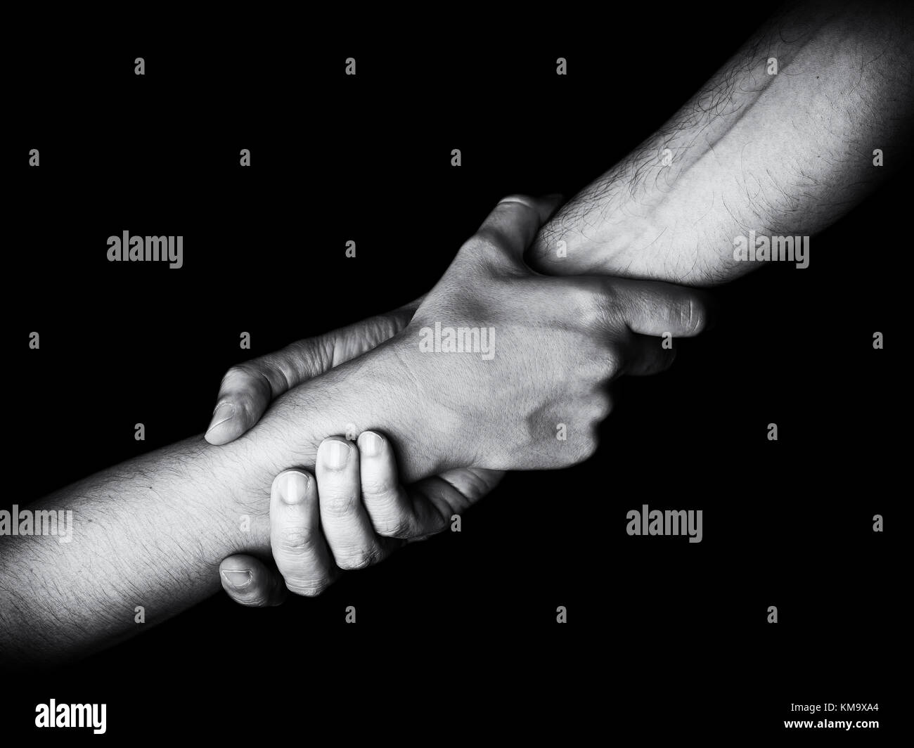 Zwei hände, die sich gegenseitig halten -Fotos und -Bildmaterial in ...