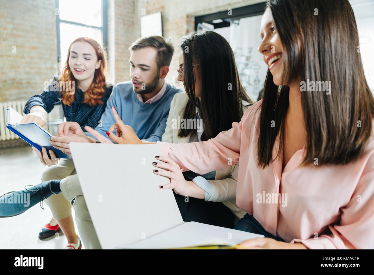 Auszubildende arbeiten -Fotos und -Bildmaterial in hoher Auflösung – Alamy