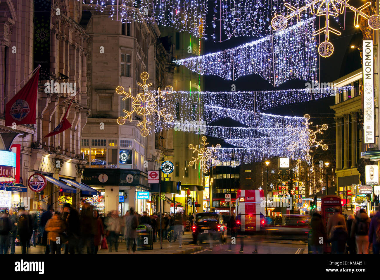 London, UK, 4. Dezember 2017: Weihnachtslichter auf Coventry Street in ...