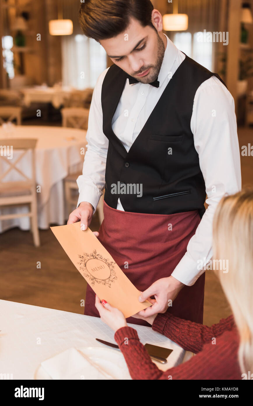 Kellner bestellung restaurant -Fotos und -Bildmaterial in hoher ...