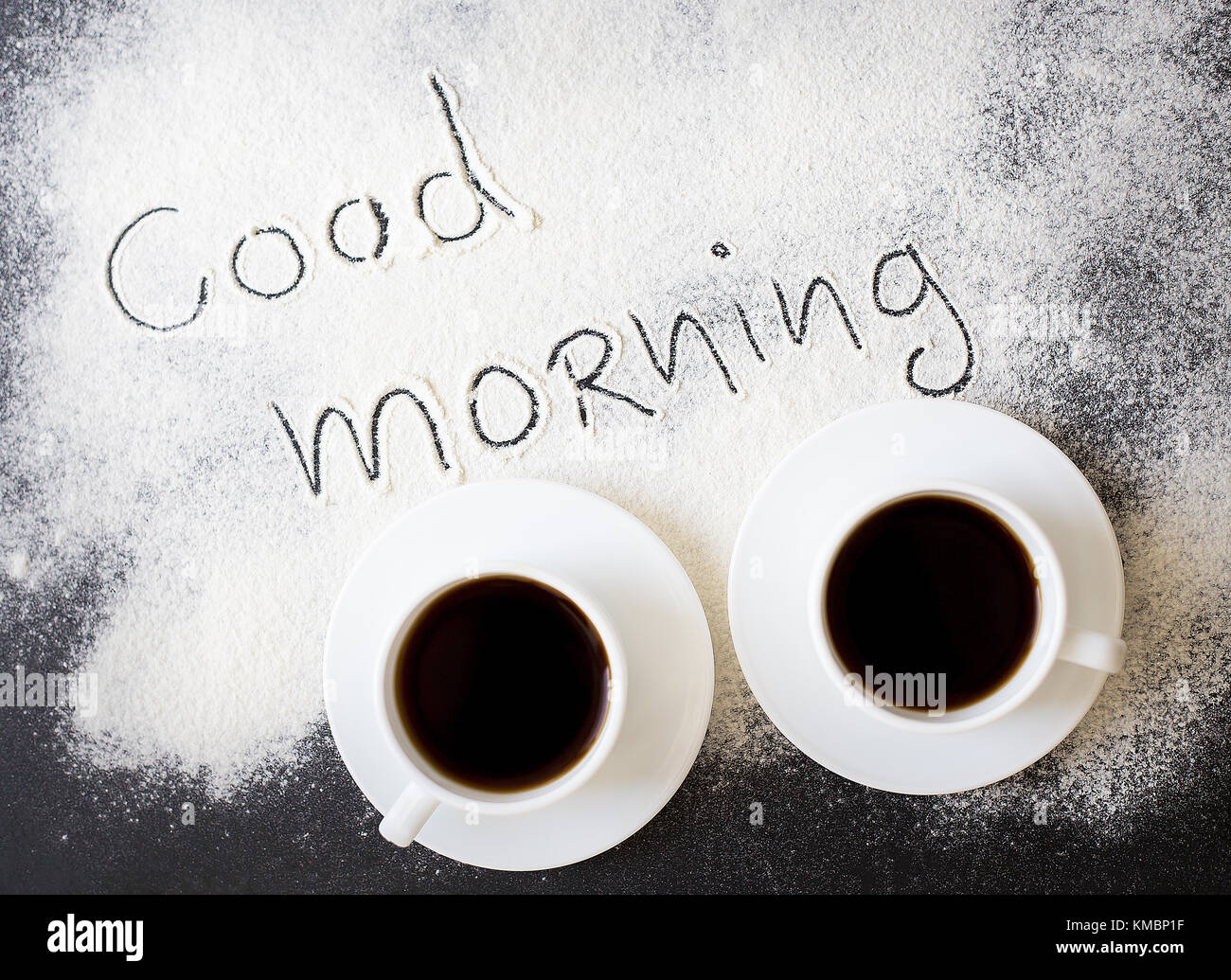 Guten Morgen Inschrift auf dem Board mit Mehl und zwei Tassen Kaffee ...