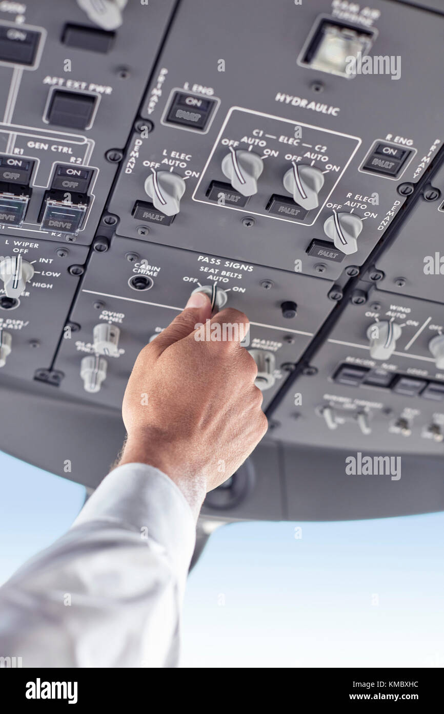 Pilot Einstellung Steuerungsinstrumente im Flugzeug-Cockpit ...