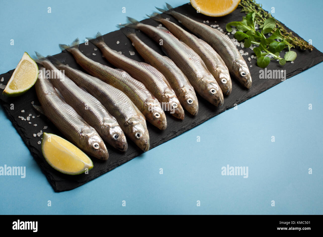 Frischen Fisch roch oder Sardinen für das Kochen mit Zitrone, Thymian ...