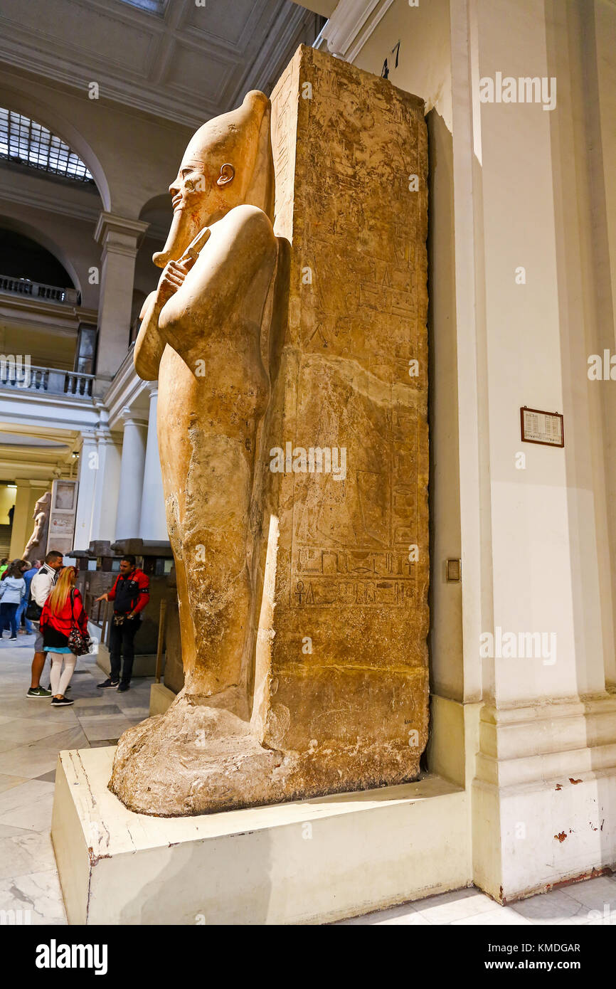 Eine große Kalkstein Statue eines Pharaos, wahrscheinlich Ramses, im ... Eine große Kalkstein Statue eines Pharaos, wahrscheinlich Ramses, im ...