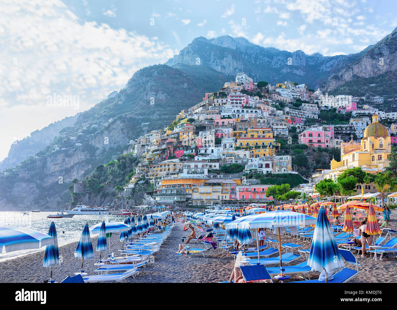 Positano, Italien, 30. September 2017: Strand mit Sonnenschirmen auf ...