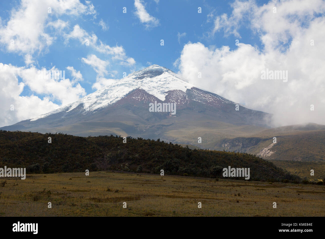 Vulkan Cotopaxi, Ecuador, mit Lava fließt von der Eruption 2015 im ...