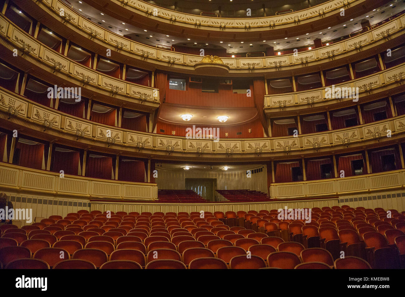 Interieur der Wiener Staatsoper. Die Wiener Staatsoper produziert 50-70 ...