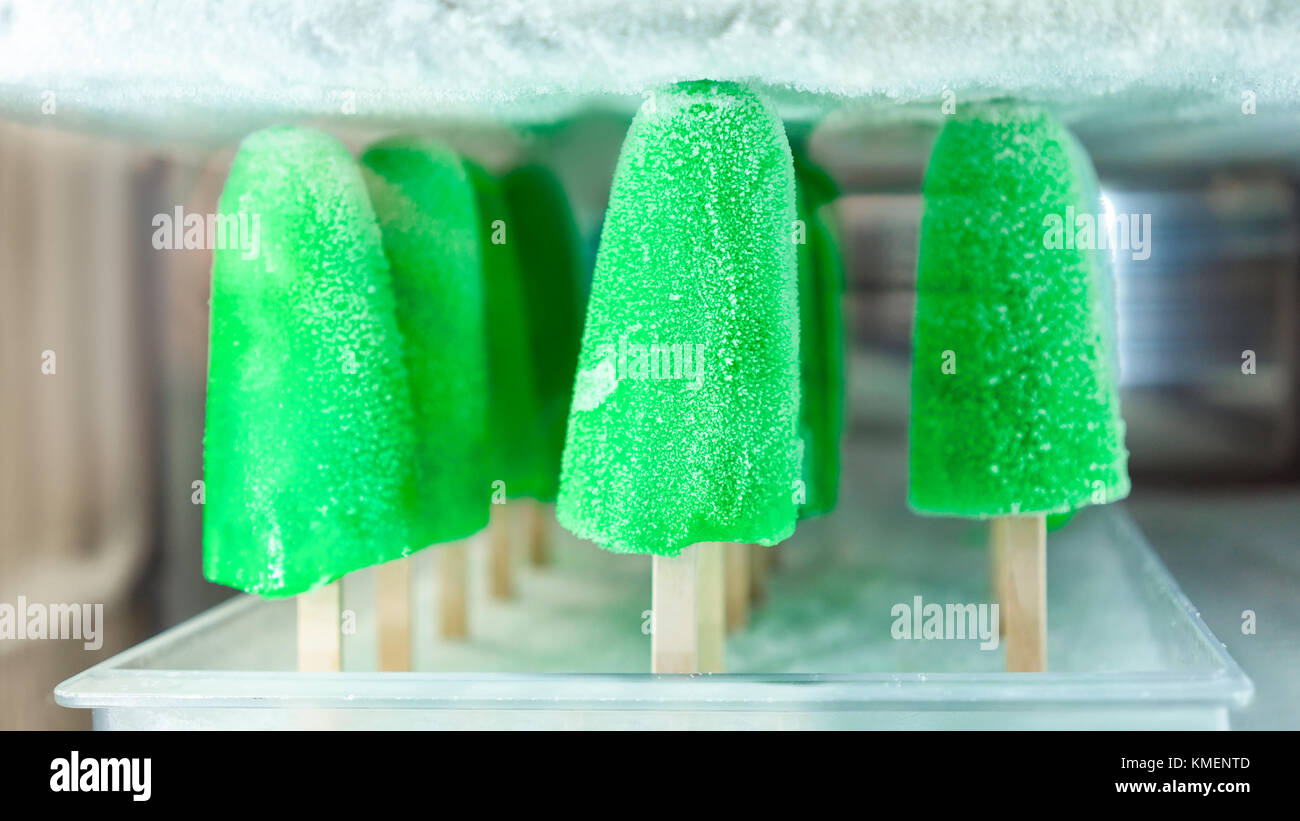 Auswahl der Grünen gefrorenes Obst Sorbet, Eis im Kühlschrank auf der ...