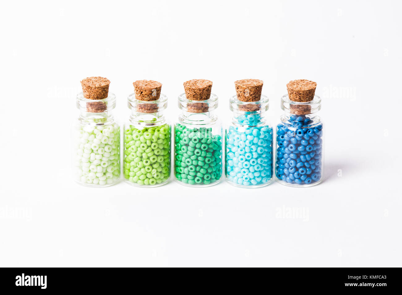 Bunte Perlen in den Flaschen Stockfotografie - Alamy