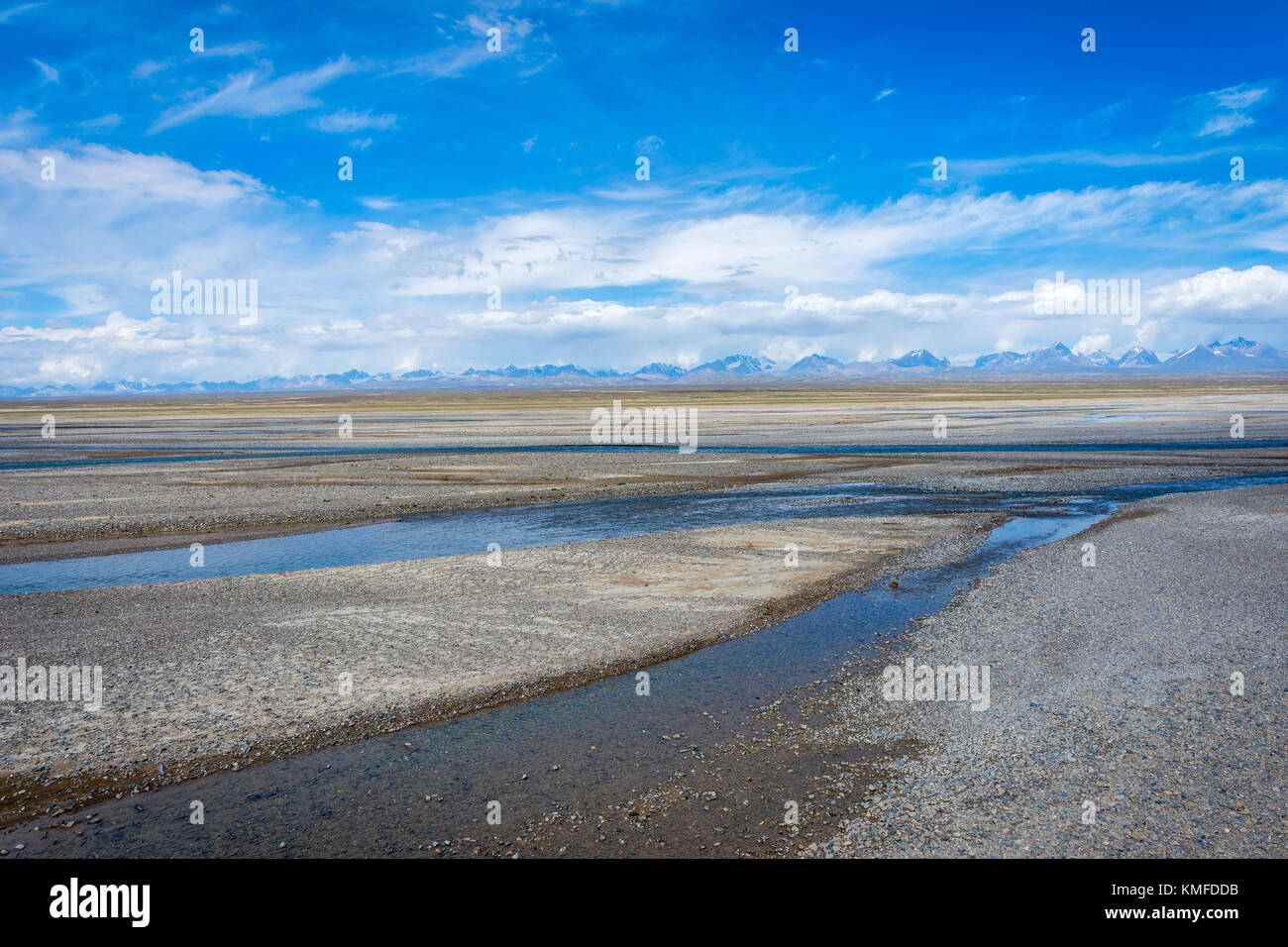 Das malerische Tal im Tian Shan Gebirge mit dem Fluss, Kirgisistan ...