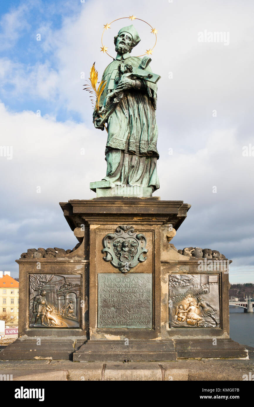 Statue von Jan nepomucky (hl. Johannes von Nepomuk), die Karlsbrücke ...